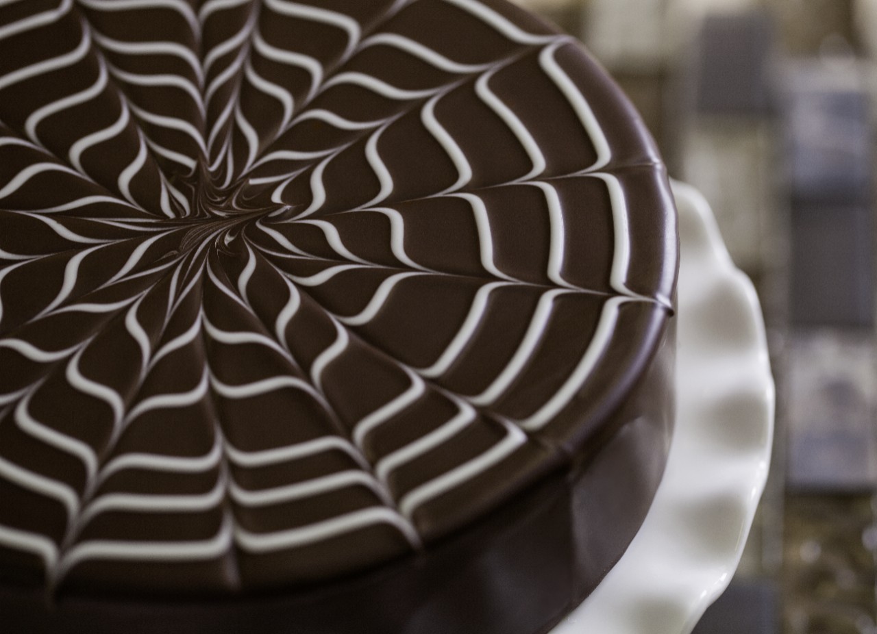 Swirled Enrobed Cake - Puratos